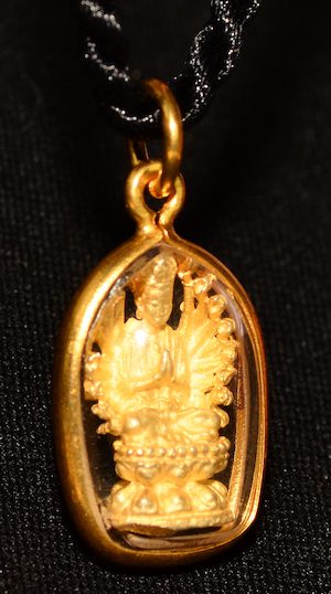 Gold Kwan Yin 1000 Arms Pendant – Gold Rim Case